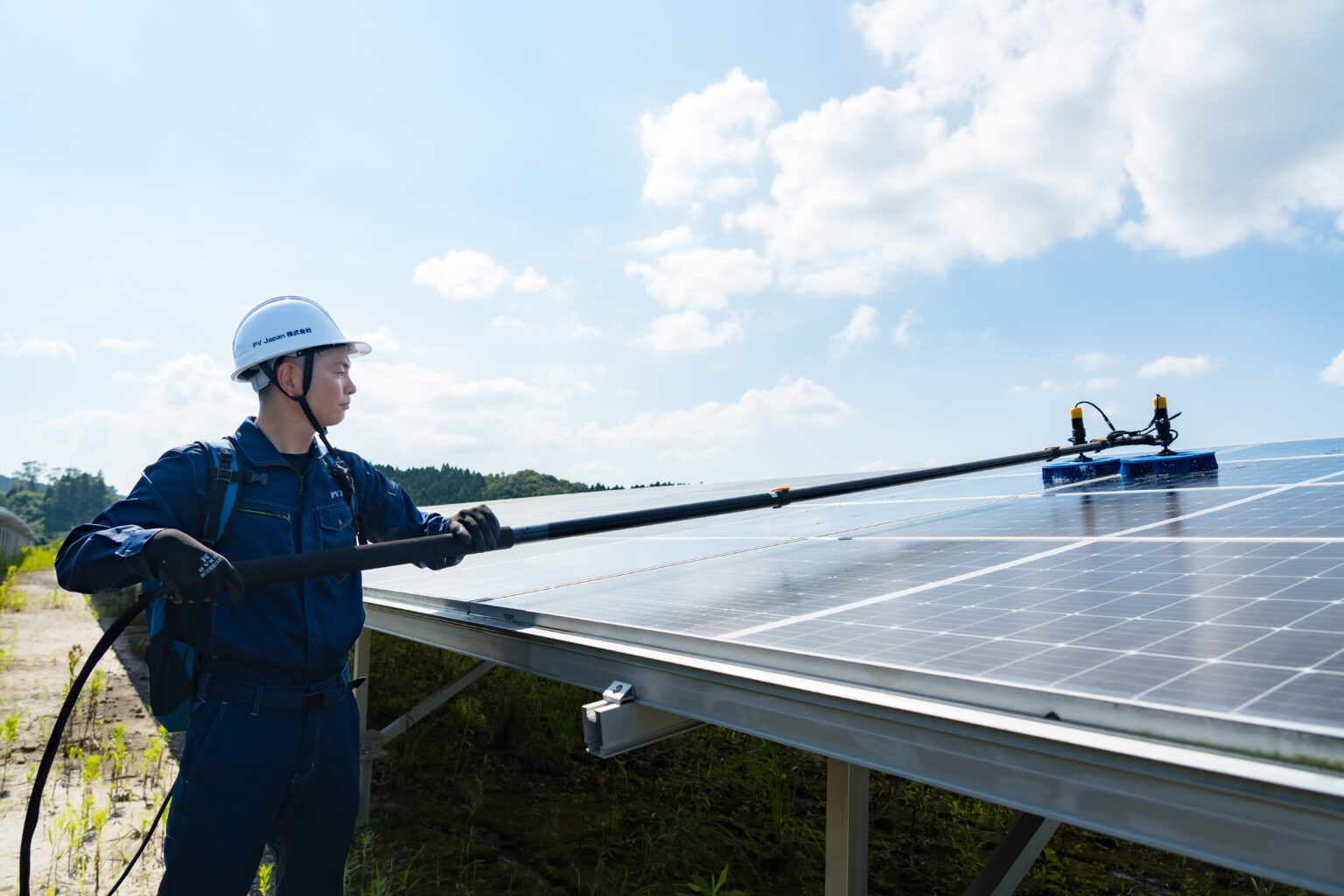 太陽光パネル洗浄ロボット（ハンドブラシ型）「PV cleaner HANDS」の優れた特長と他社製品との比較